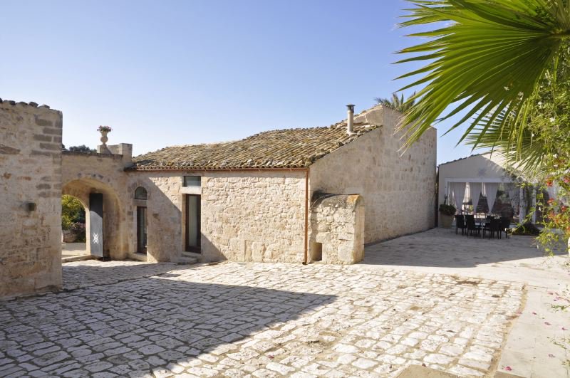 Ragusa luxury villa vacation rentals with wifi and is 10km from the[....]