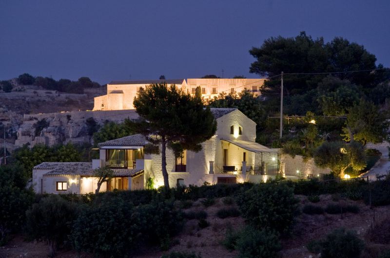 Ragusa luxury villa vacation rentals at the summit of the hills and[....]