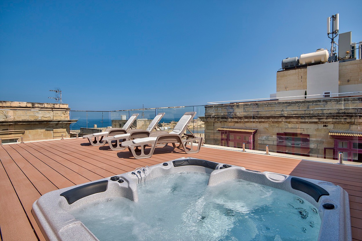 Valletta Apartment holiday rental with Jacuzzi and sea view , Malta[....]