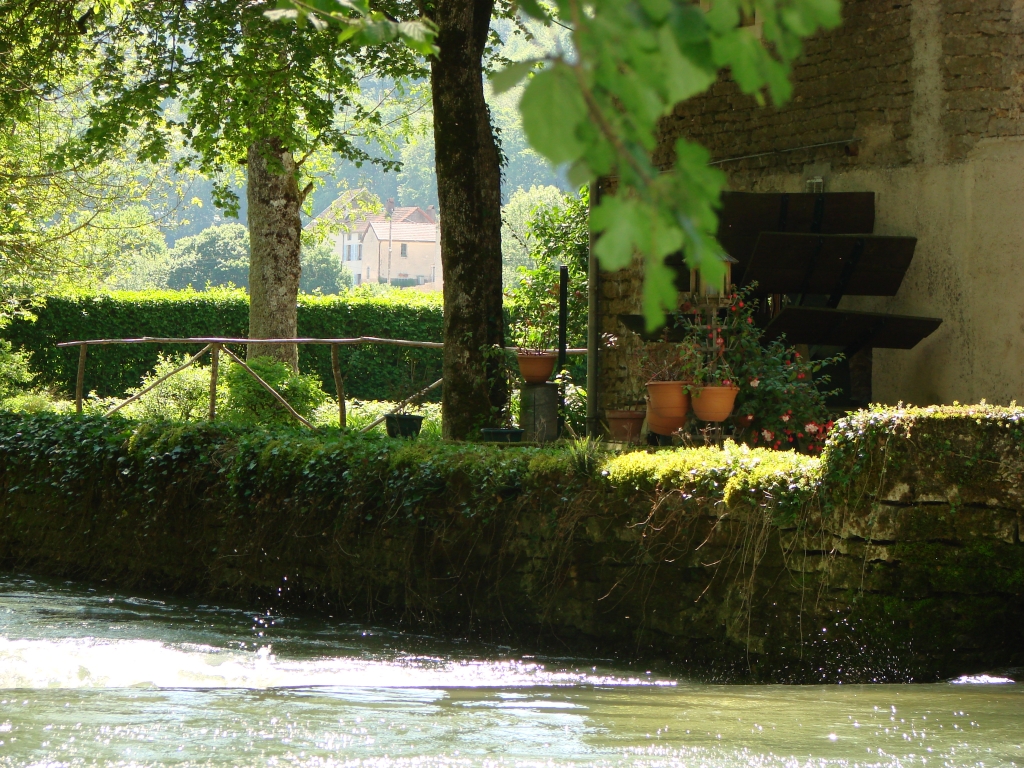 Dijon Cottage Rentals in Burgundy. River on site : burgundy fishing,[....]