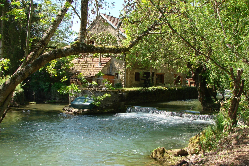 Dijon Cottage Rentals in Burgundy. River on site : burgundy fishing,[....]